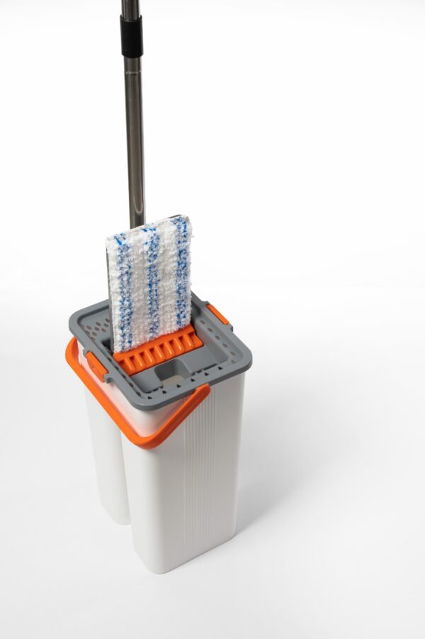 Galeata cu doua cuve si mop plat pentru spalare si stoarcere rapida